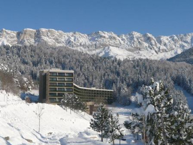 Ski retail toil